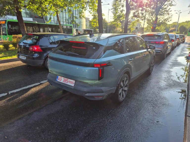 Dacia Striker pe străzile din București. Cum vi se pare că arată în ...